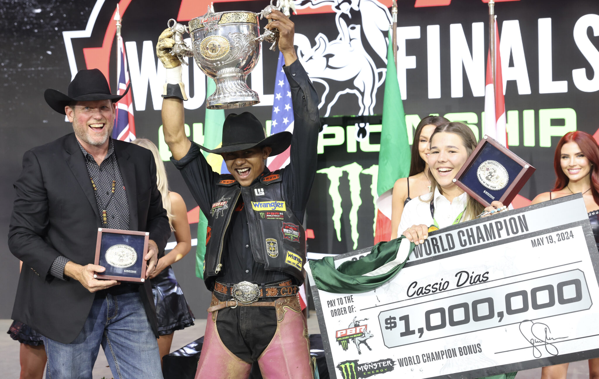World champion and rookie of the year: Cassio Dias shakes off injury to prevail at PBR World ...